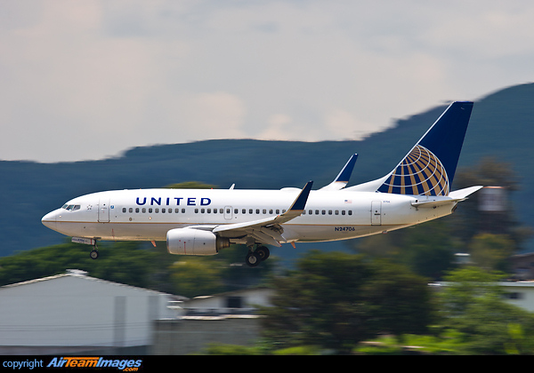 Boeing 737-724 United Airlines N24706 - AirTeamImages.com