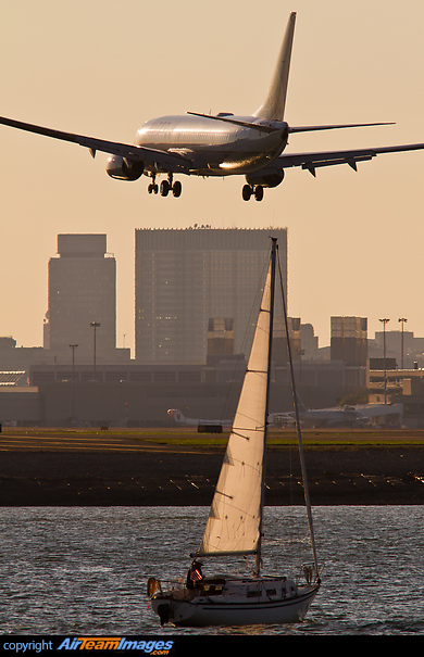 Boeing 737-824 United Airlines N12221 - AirTeamImages.com