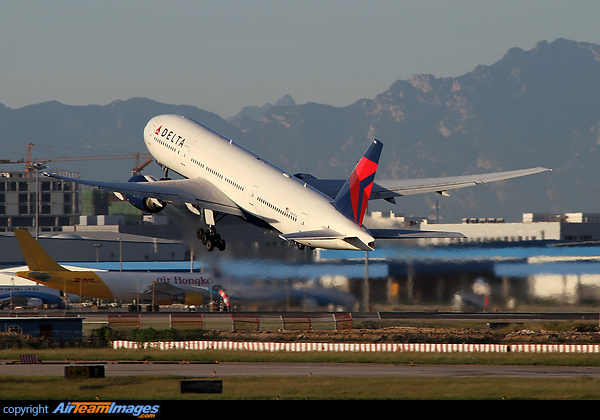 Boeing 777-232/ER Delta Air Lines N860DA - AirTeamImages.com