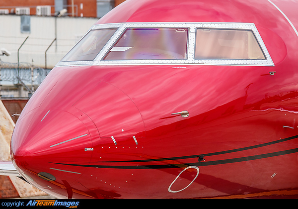Bombardier Challenger 605 Lewis Hamilton G-LCDH - AirTeamImages.com