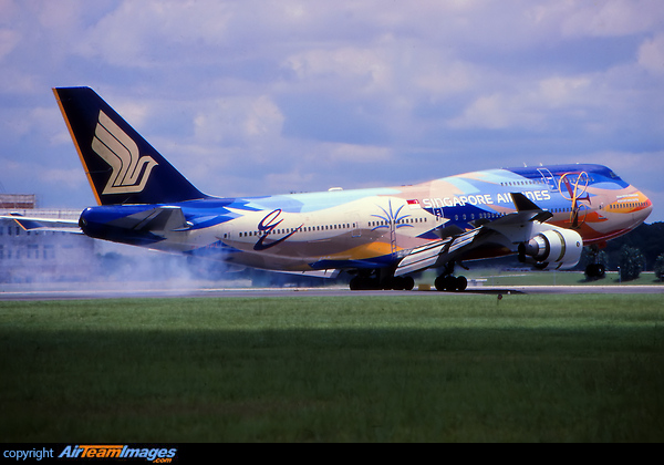 Boeing 747-412 Singapore Airlines 9V-SPL Large - AirTeamImages.com