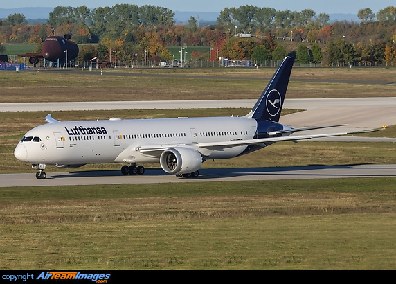 Boeing 787-9 Dreamliner Lufthansa D-ABPA - AirTeamImages.com