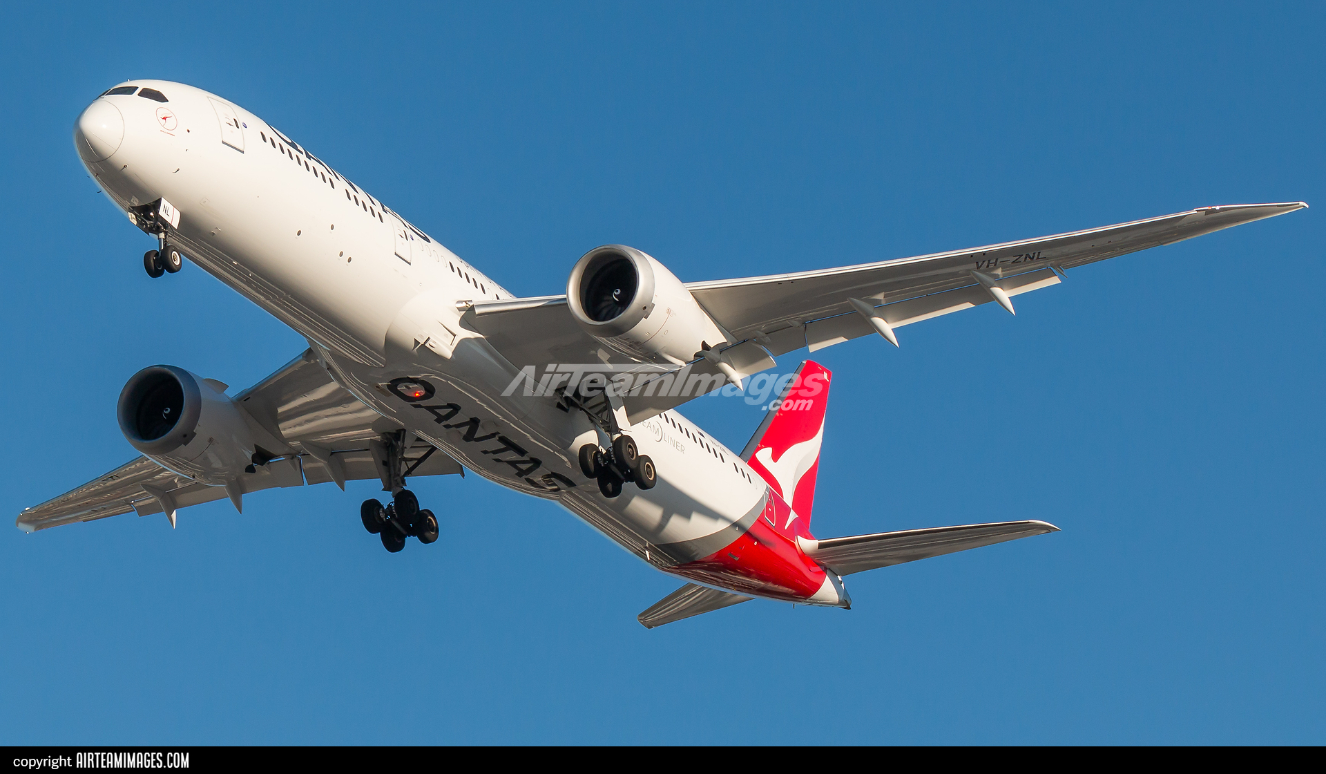 Boeing 787-9 Dreamliner Qantas VH-ZNL Large - AirTeamImages.com
