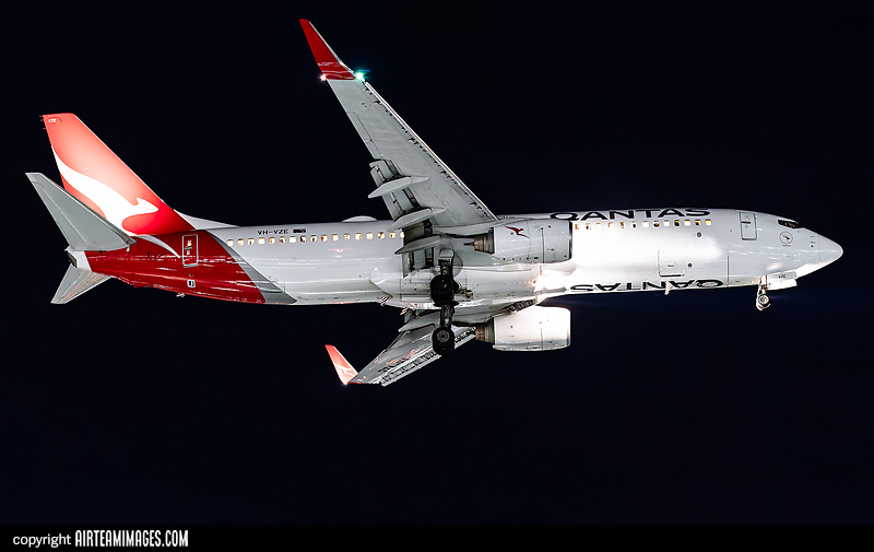 Boeing 737-838 Qantas VH-VZE - AirTeamImages.com