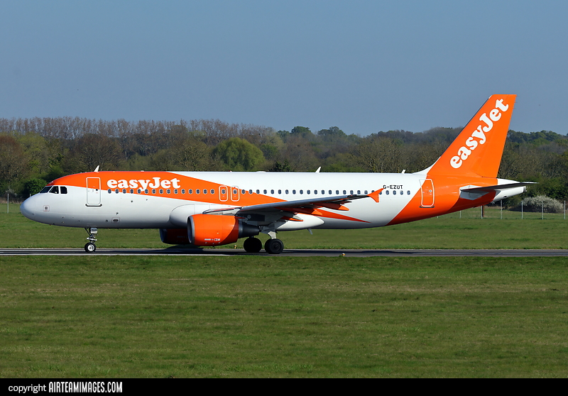 Airbus A320-214 EasyJet G-EZUT - AirTeamImages.com