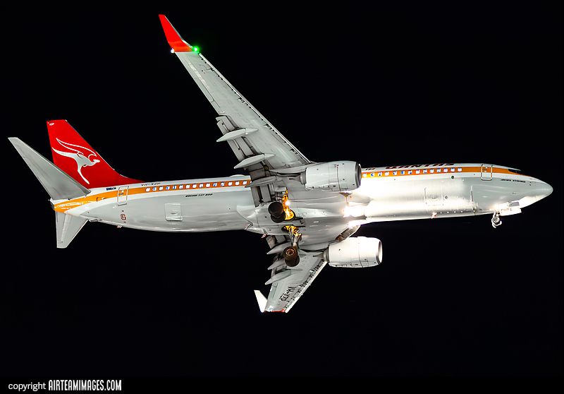 Boeing 737-838 Qantas VH-XZP - AirTeamImages.com
