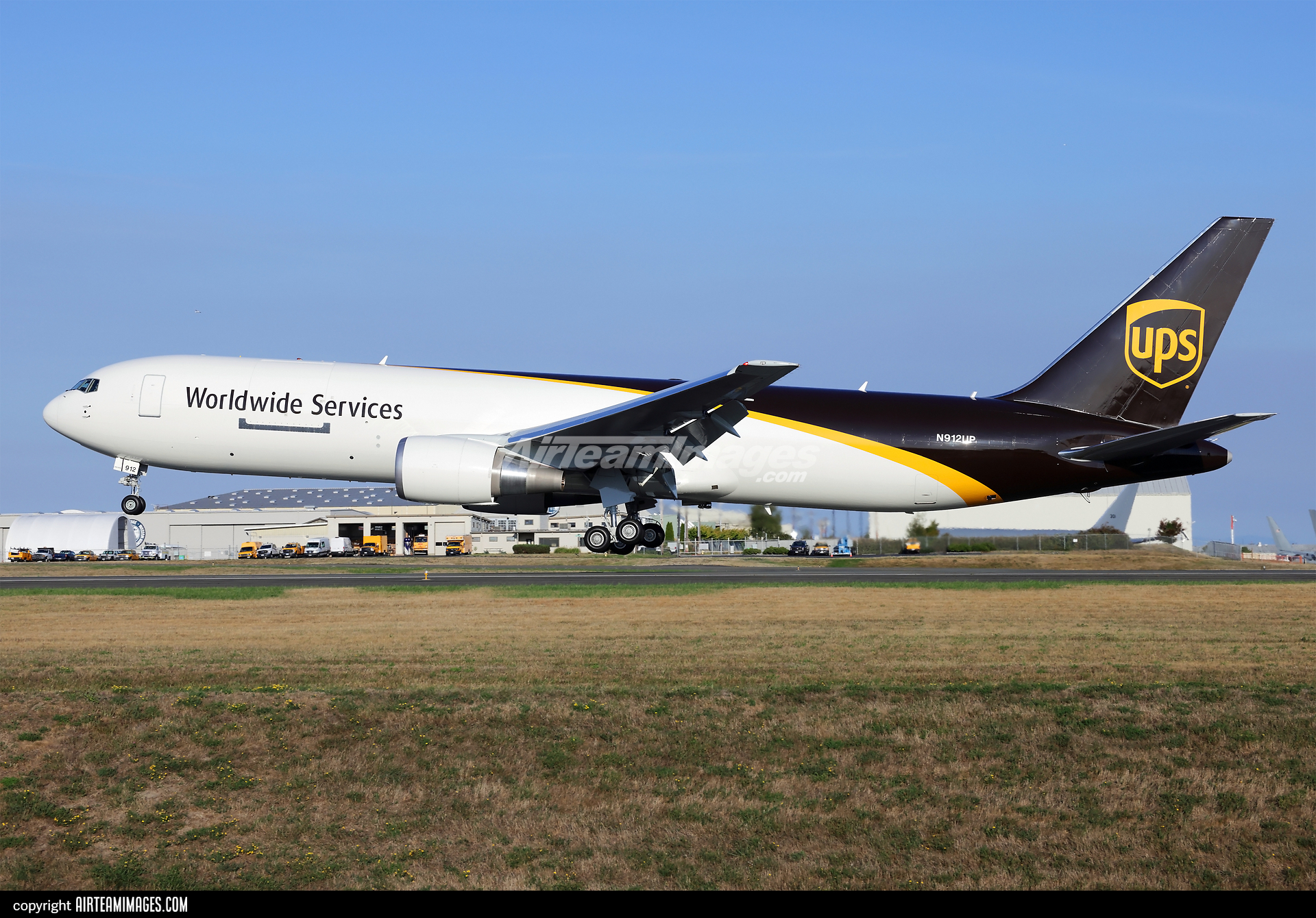Boeing 767-34AF(ER) UPS - United Parcel Service N912UP Large ...